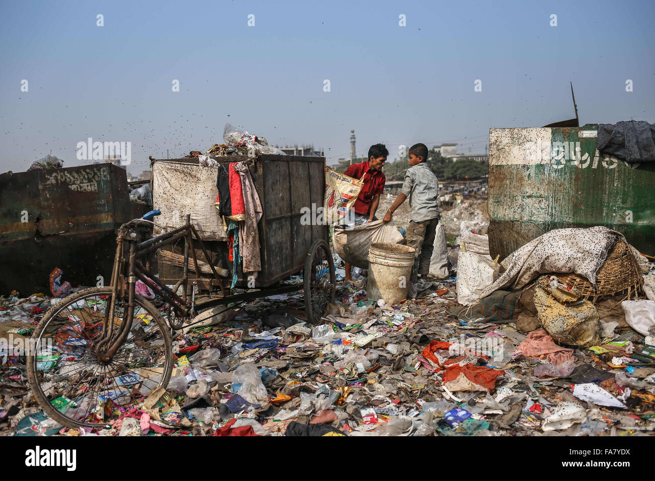 Dec. 23, 2015 - Dhaka, Bangladesh - After collecting waste from city ...
