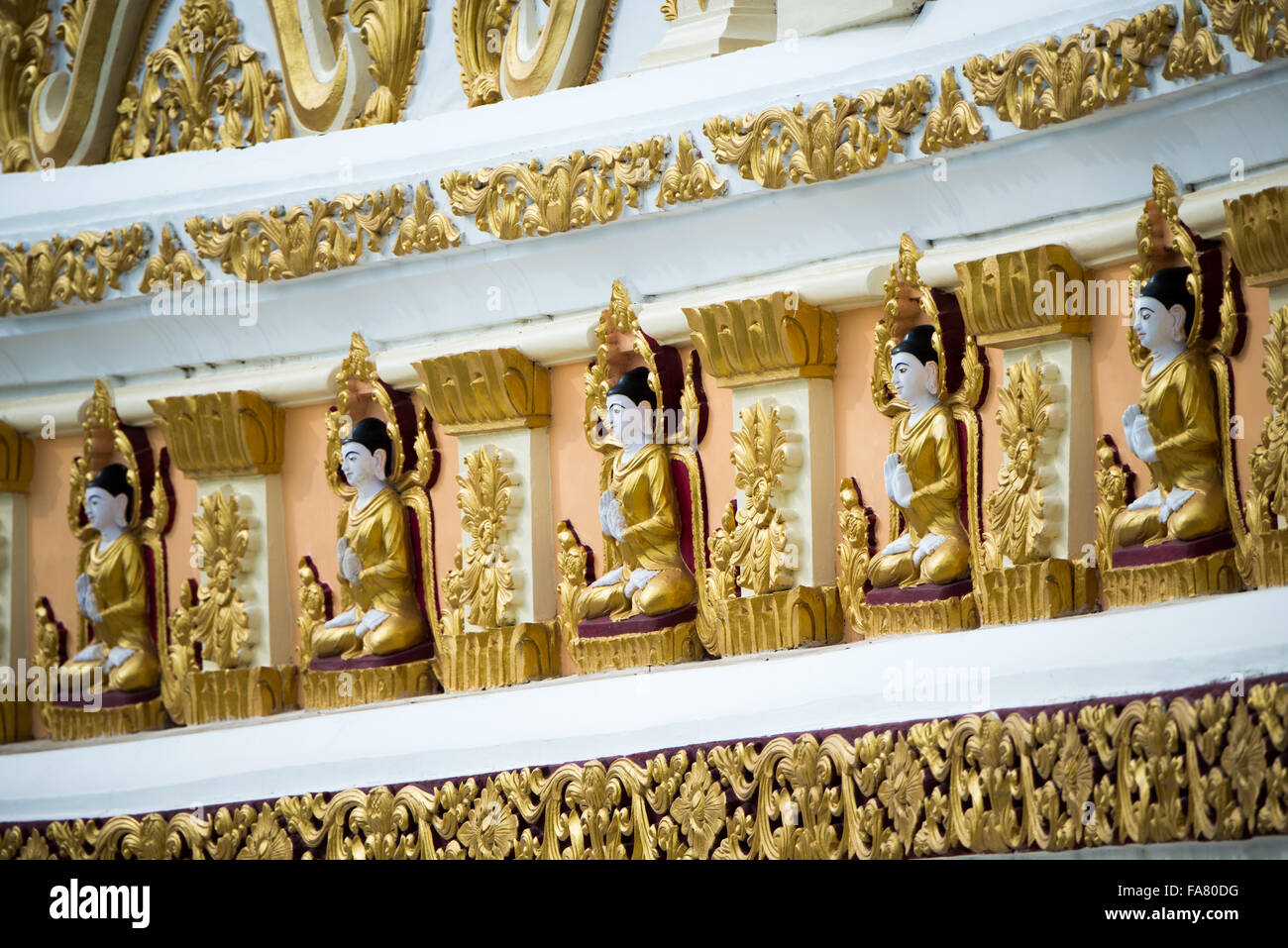 Curved statues hi-res stock photography and images - Alamy