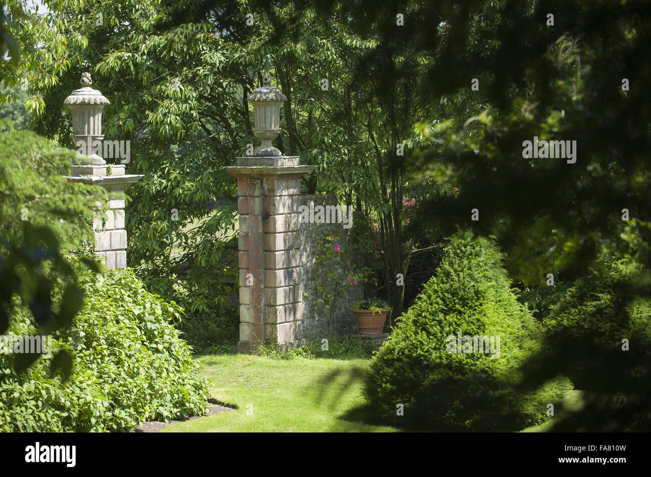 Two great pillars hi-res stock photography and images - Alamy