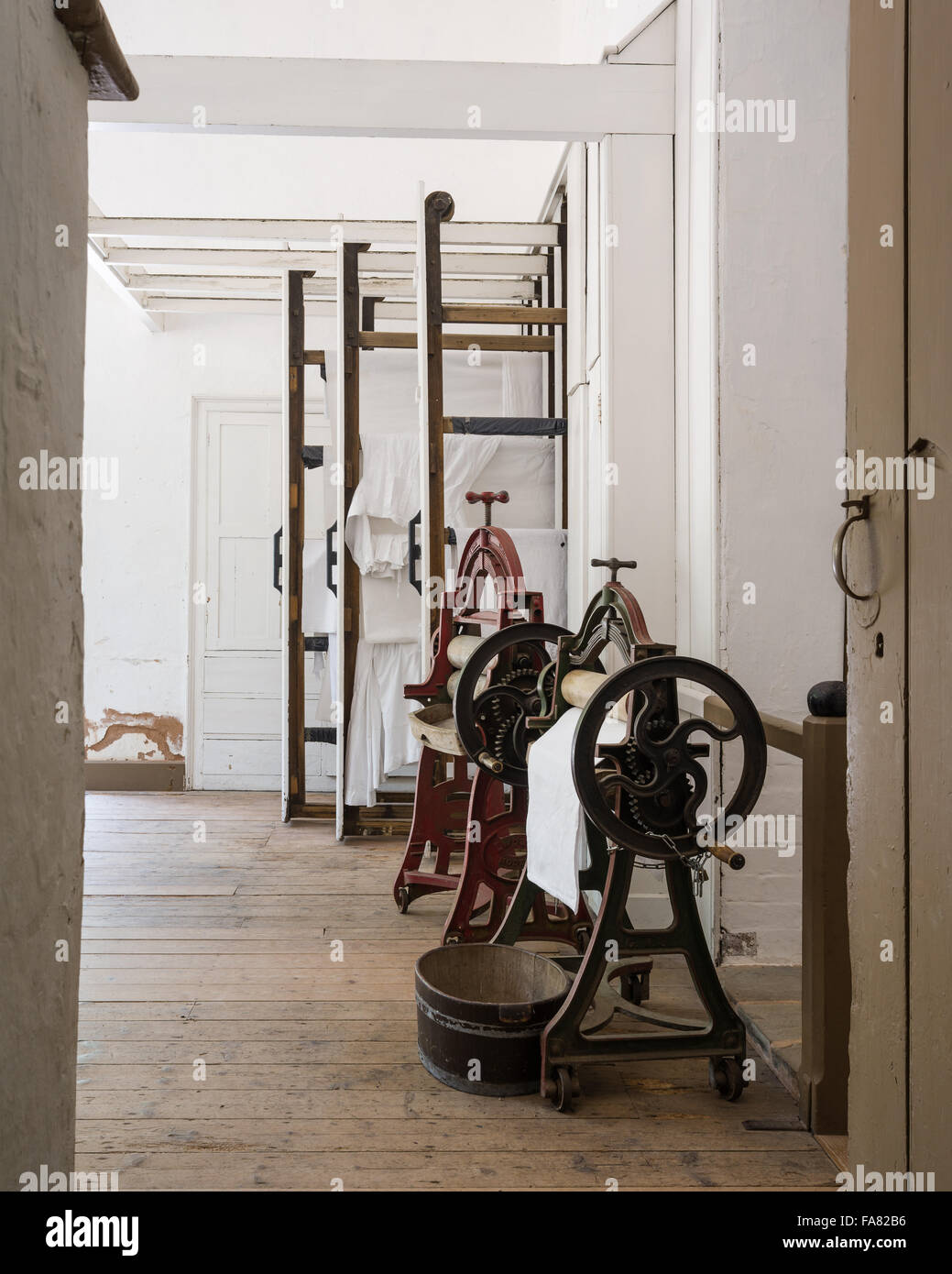 Laundry mangle hi-res stock photography and images - Alamy