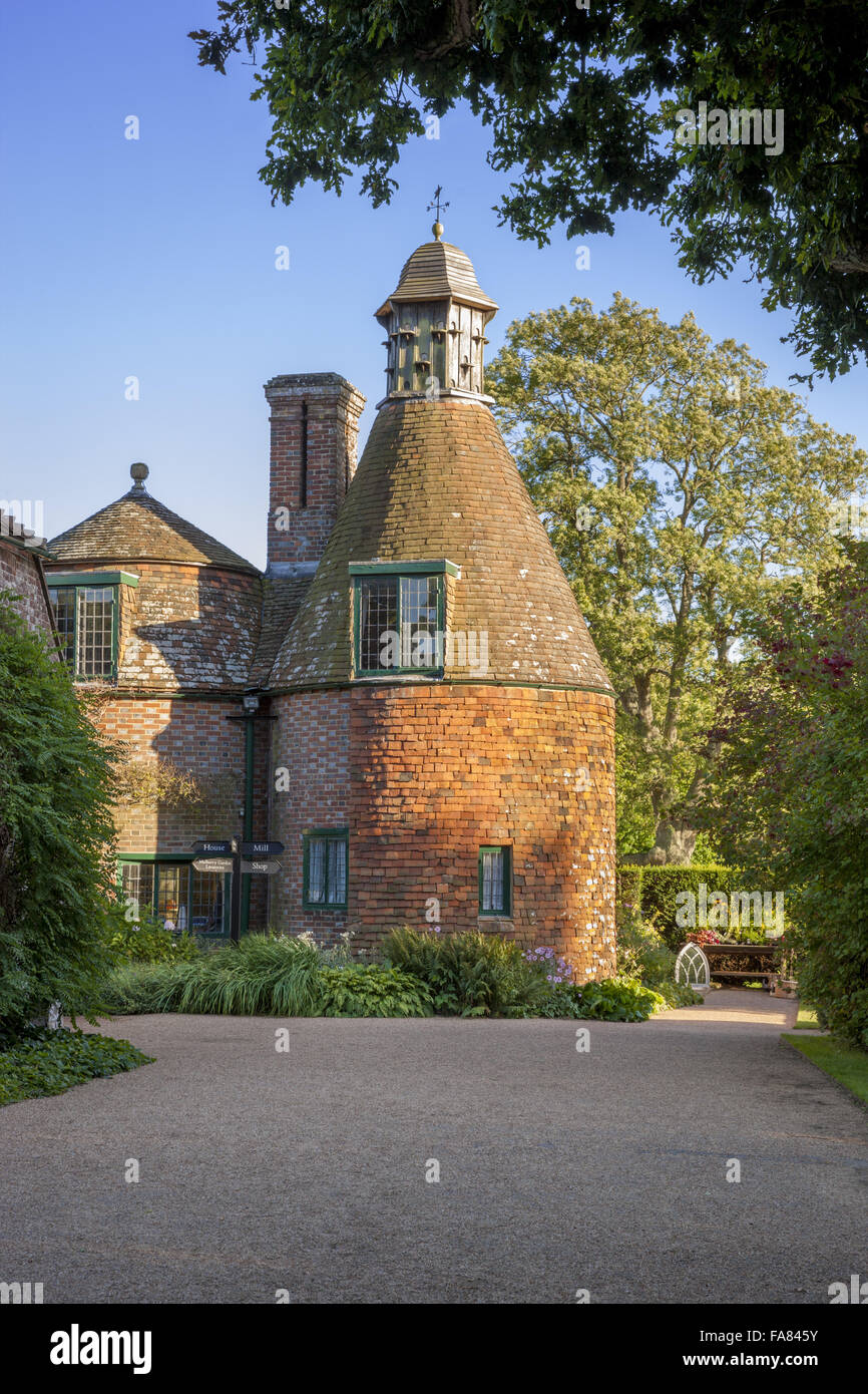 Oast house autumn hi-res stock photography and images - Alamy