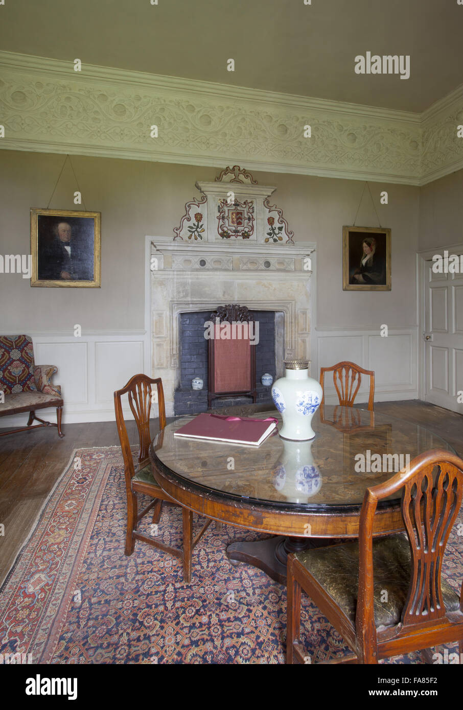 The Middle Chamber at Chastleton House, Oxfordshire. The circular ...