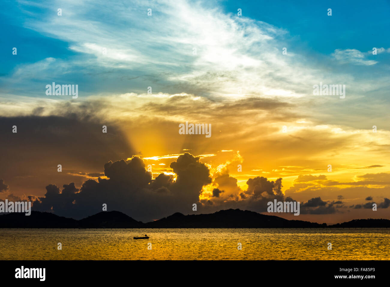 golden light of the sun rising and shining through the clouds Stock ...