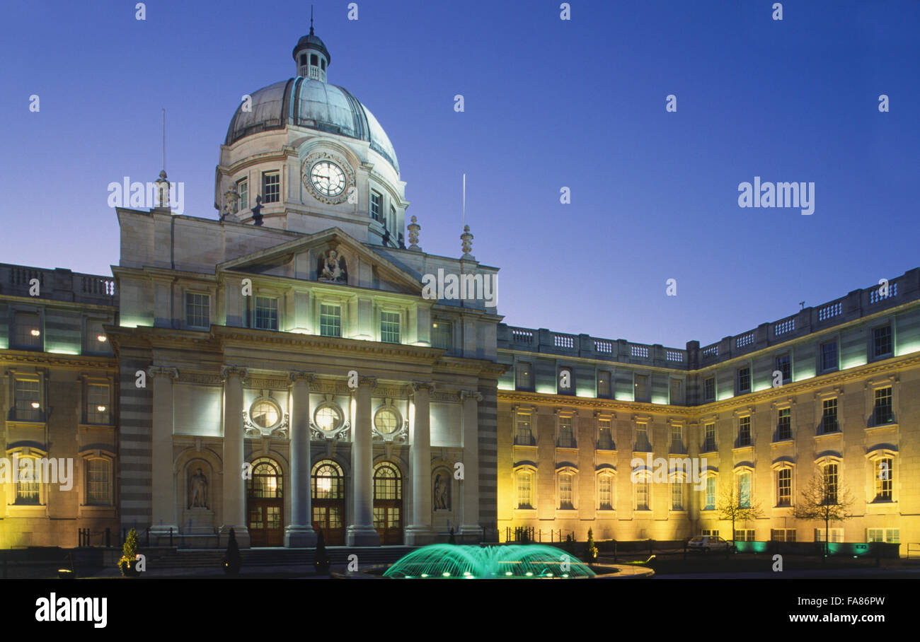 Ireland, Dublin, Government building at dusk Stock Photo - Alamy