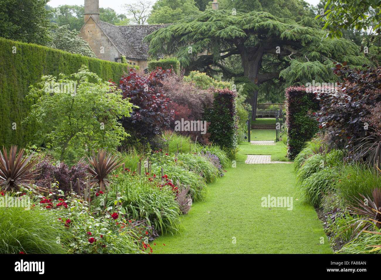 The Red Borders at Hidcote, Gloucestershire, in June Stock Photo - Alamy