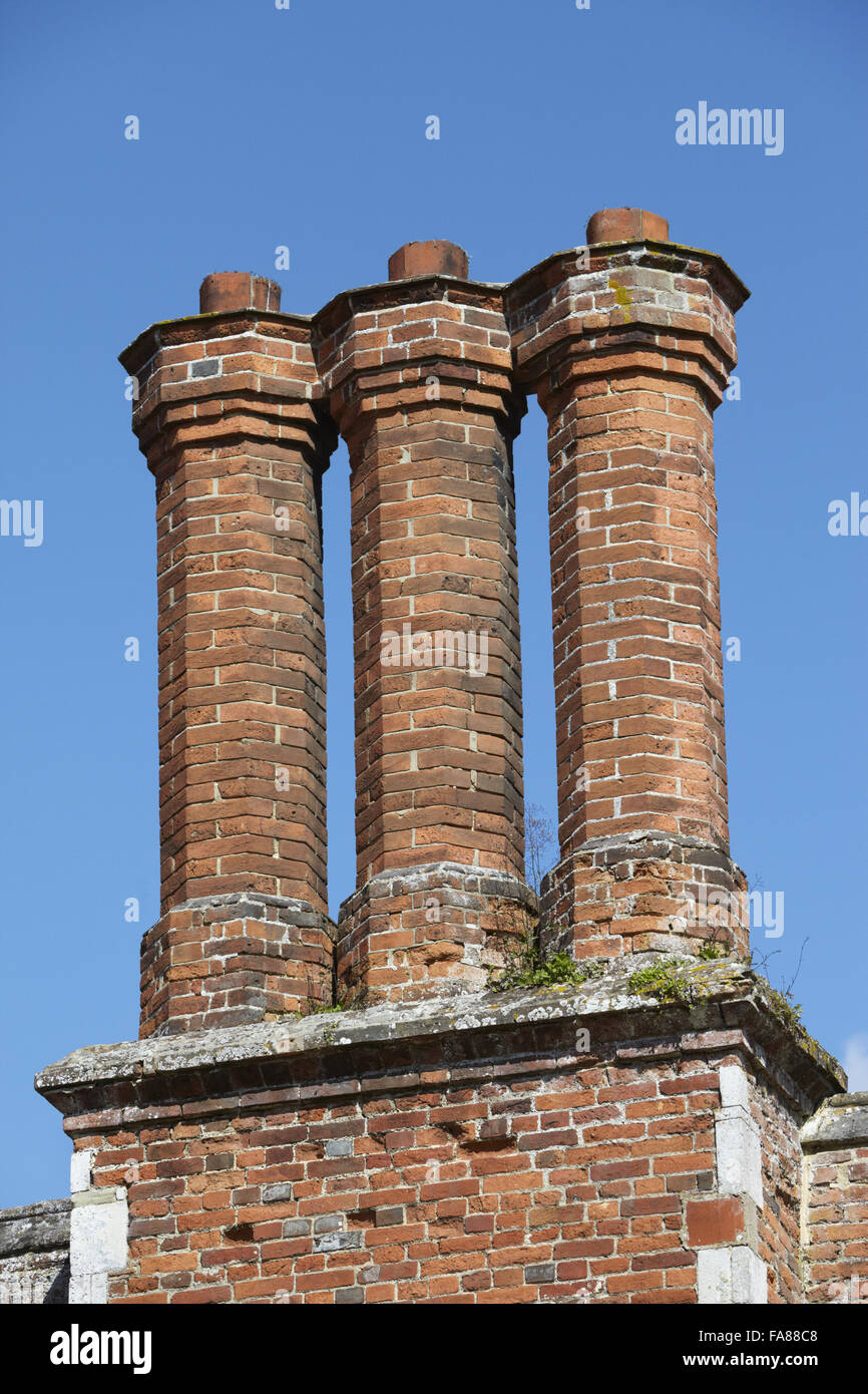 Homes in the london with chimneys hi-res stock photography and images ...