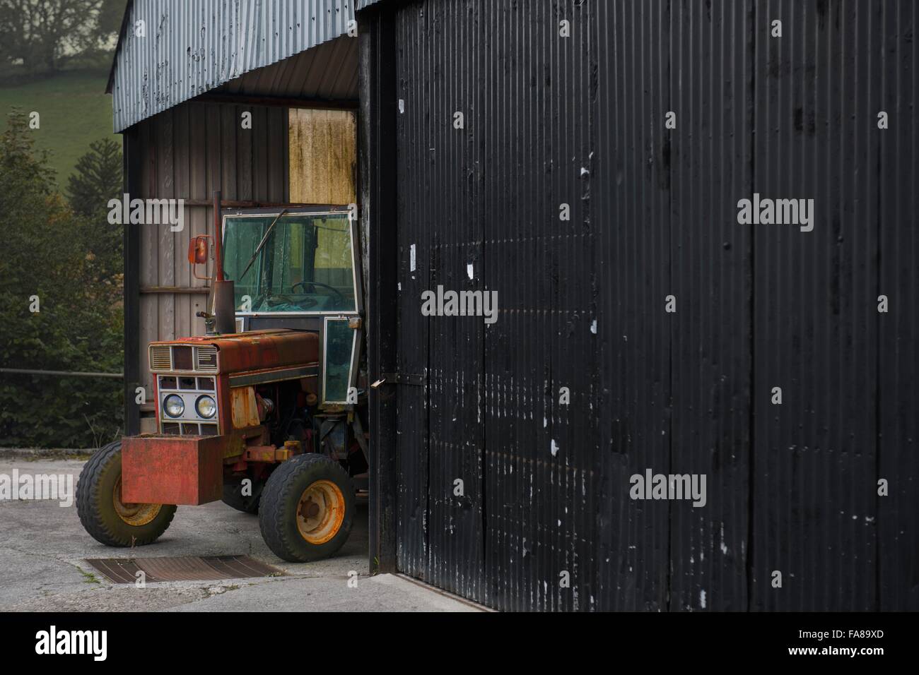 Tractor parked in barn hi-res stock photography and images - Alamy