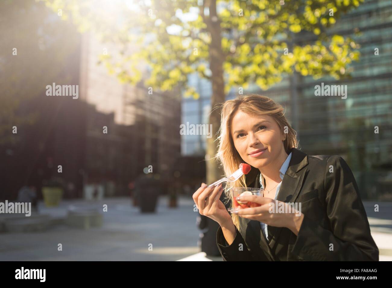 Woman eating outside the office hi-res stock photography and images - Alamy