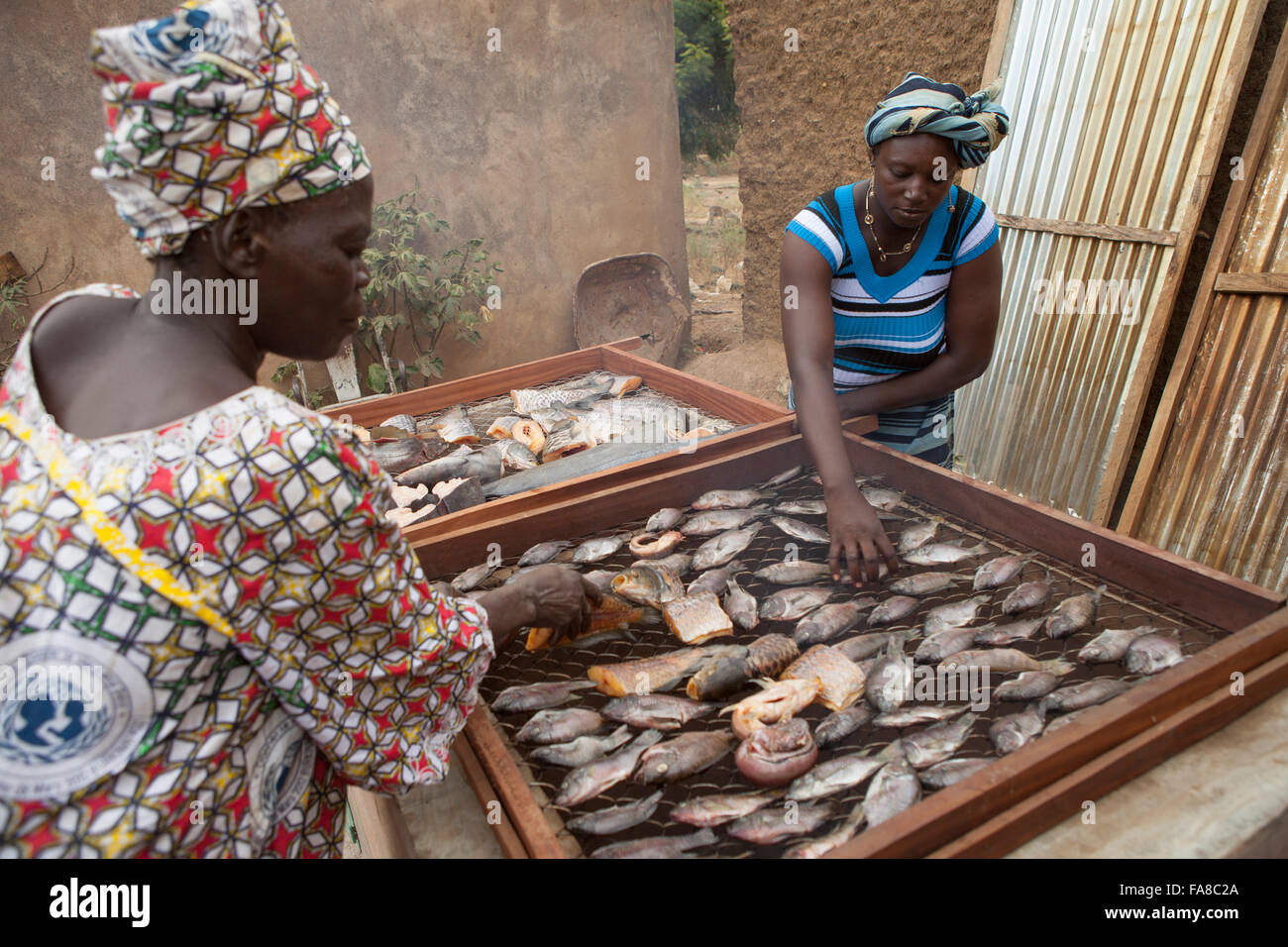 African women selling fish hi-res stock photography and images - Alamy