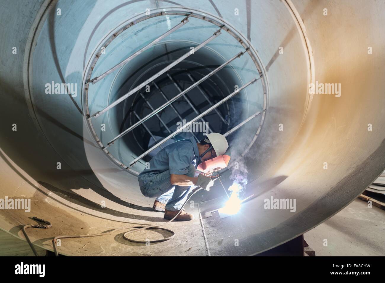 Male welder wearing glove hi-res stock photography and images - Alamy