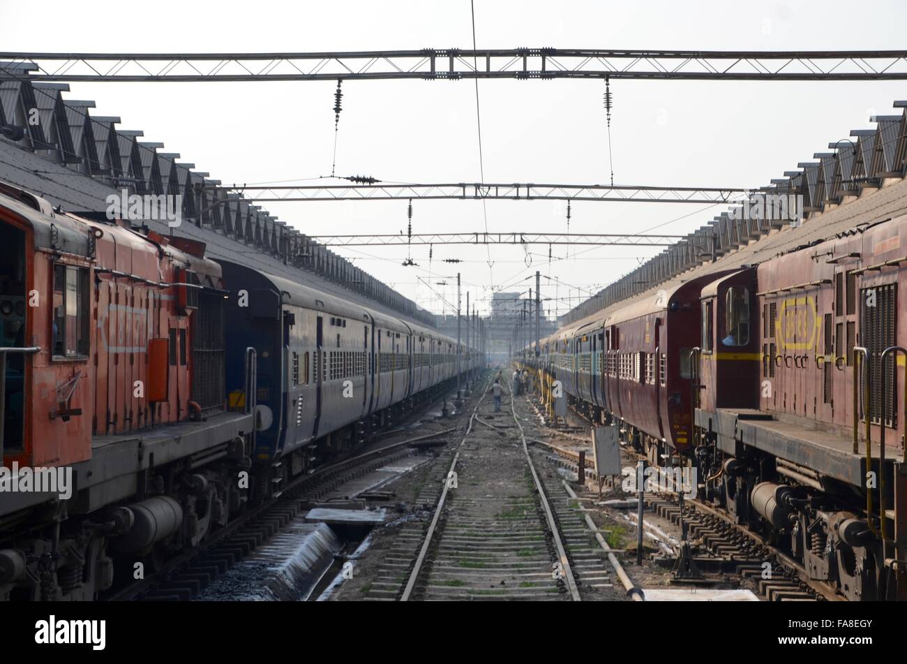 Kolkata train station Stock Photo - Alamy
