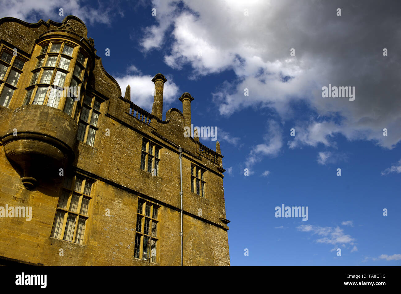 Elizabethan house window hi-res stock photography and images - Alamy