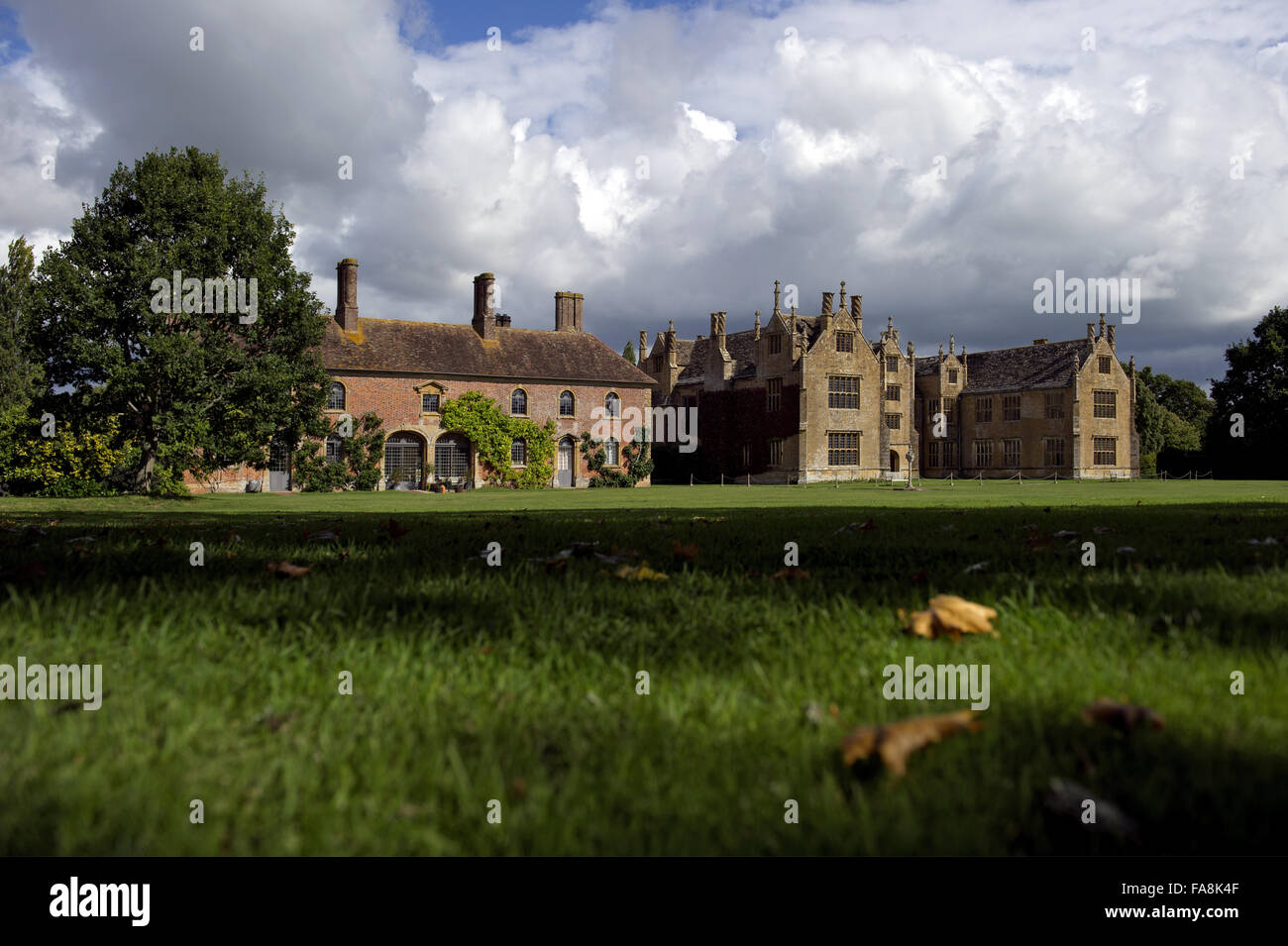 16th century jacobean manor house hi-res stock photography and images ...