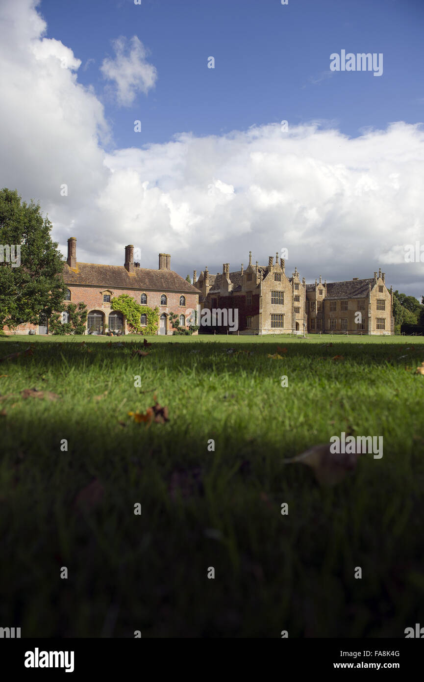 16th century jacobean manor house hi-res stock photography and images ...