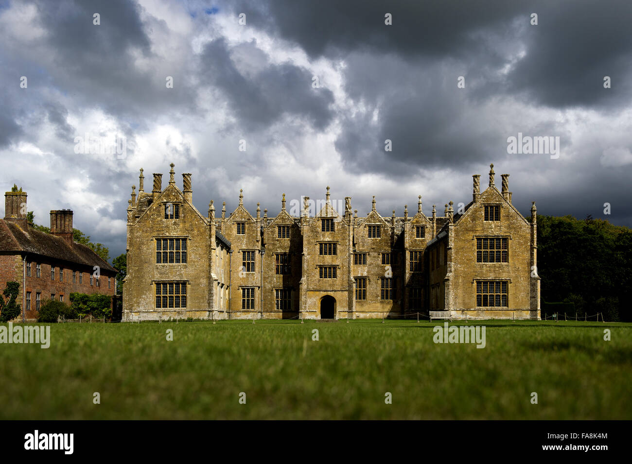 16th century jacobean manor house hi-res stock photography and images ...