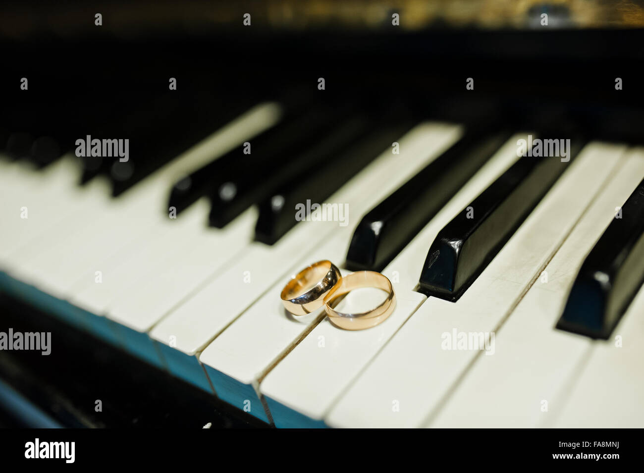 Wedding rings at the piano keys Stock Photo - Alamy