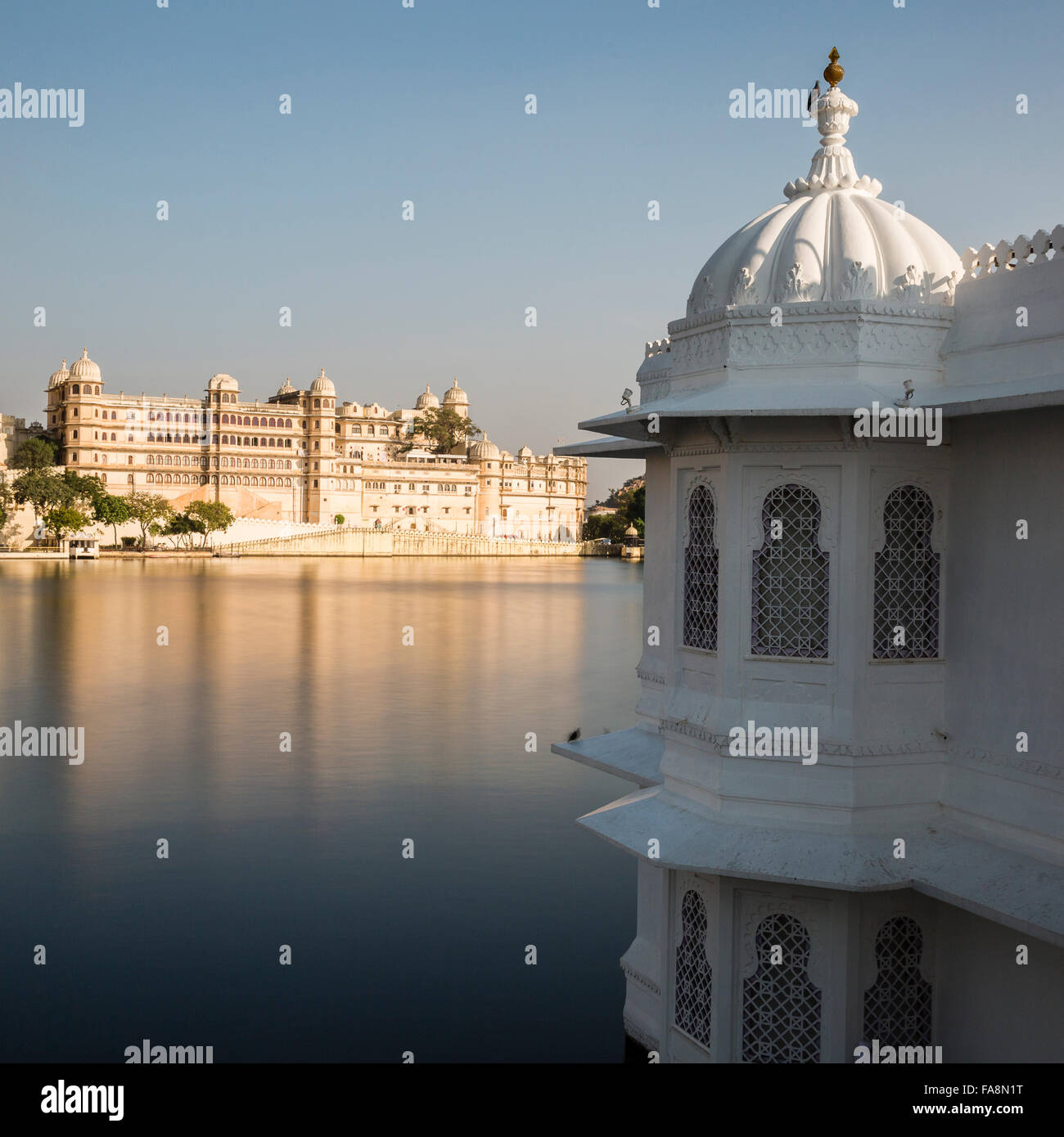 The Taj Lake Palace hotel on Lake Pichola, Udaipur, Rajasthan Stock ...