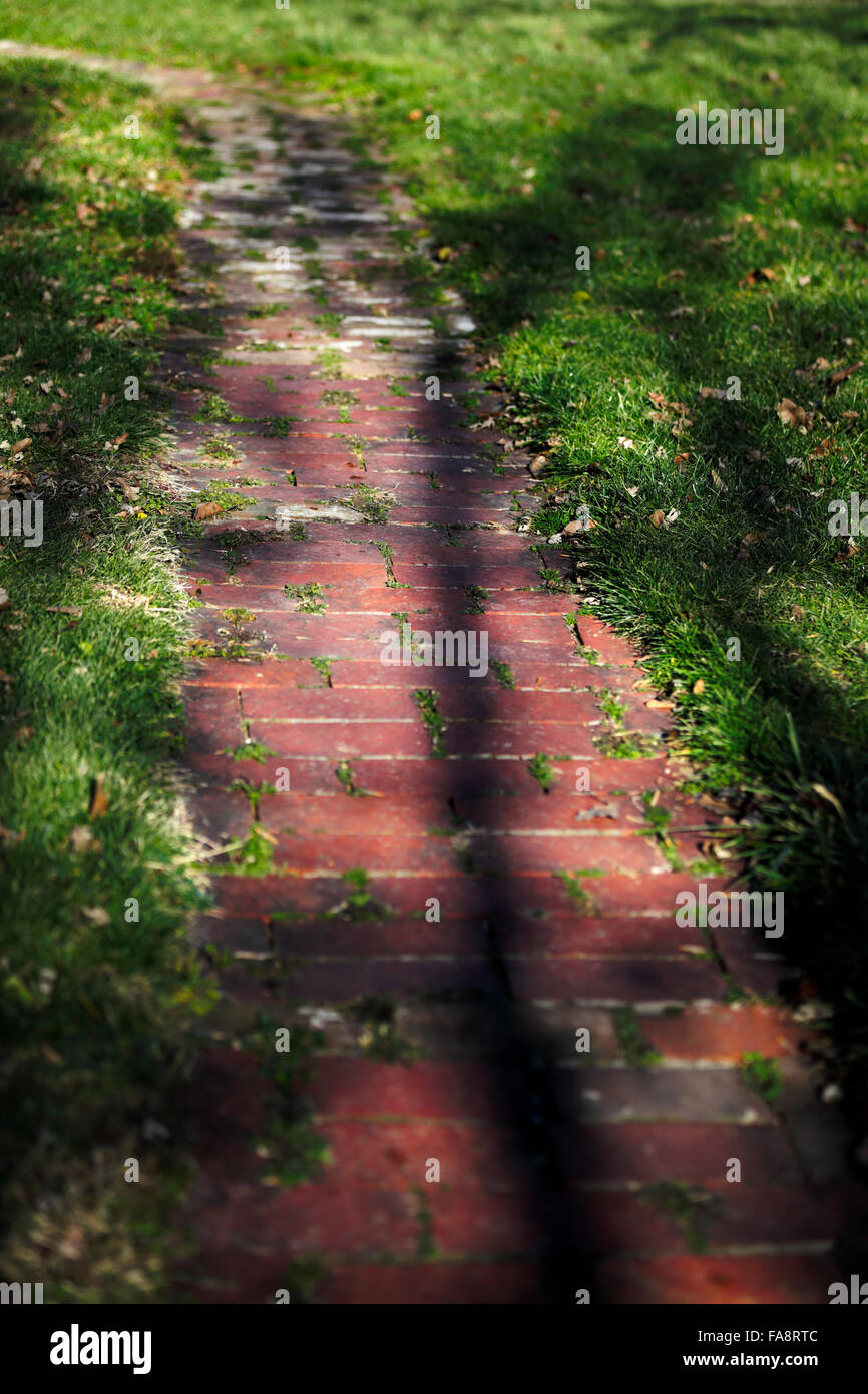 Red brick path hi-res stock photography and images - Alamy