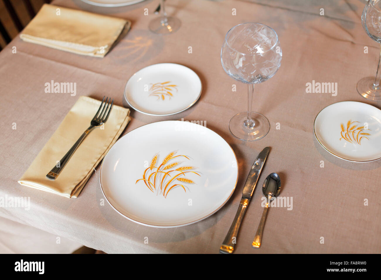 Place your utensils hi-res stock photography and images - Alamy