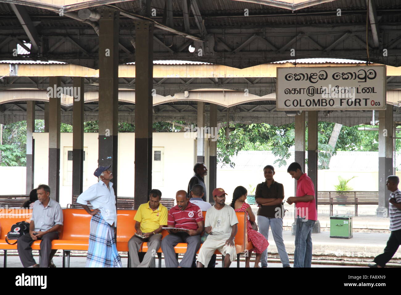Colombo Fort train station platform Stock Photo - Alamy