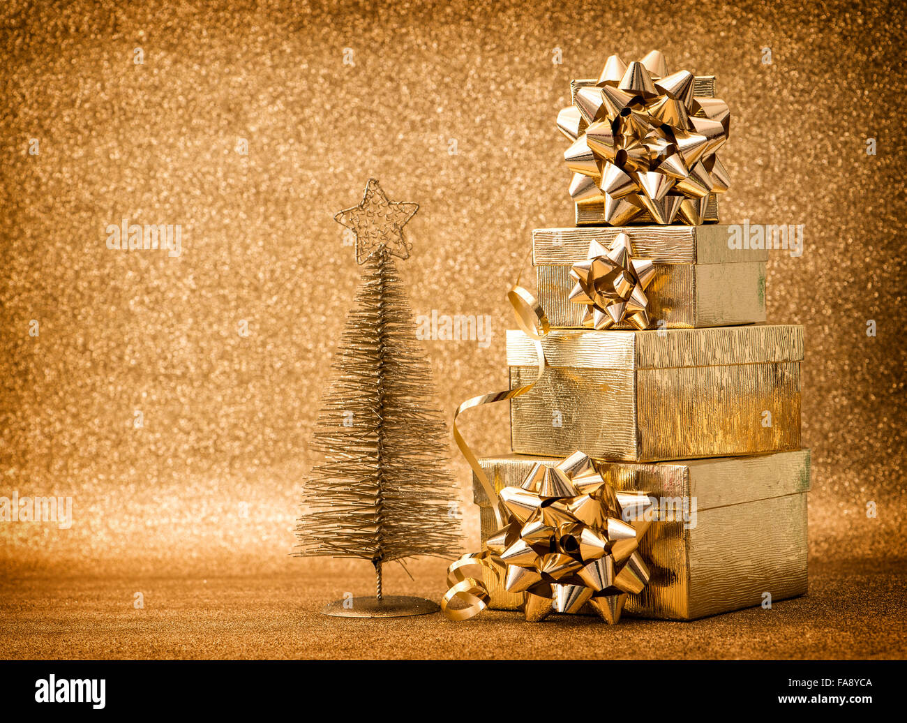 Golden christmas tree hi-res stock photography and images - Alamy