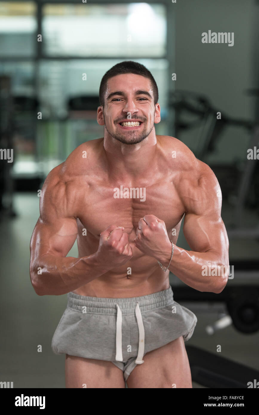 Sportsman showing abs hi-res stock photography and images - Alamy