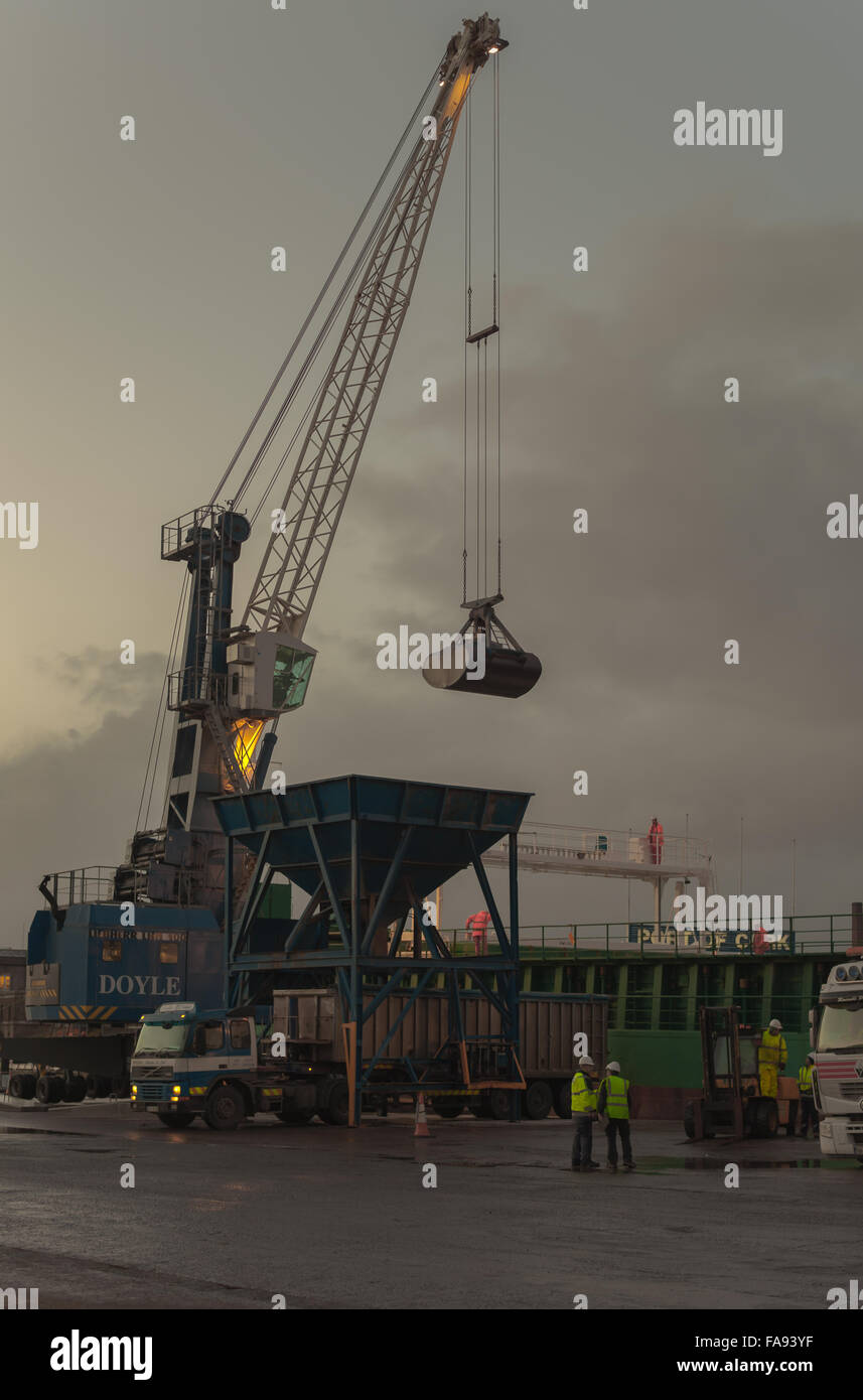 Truck ship unloading hi-res stock photography and images - Alamy