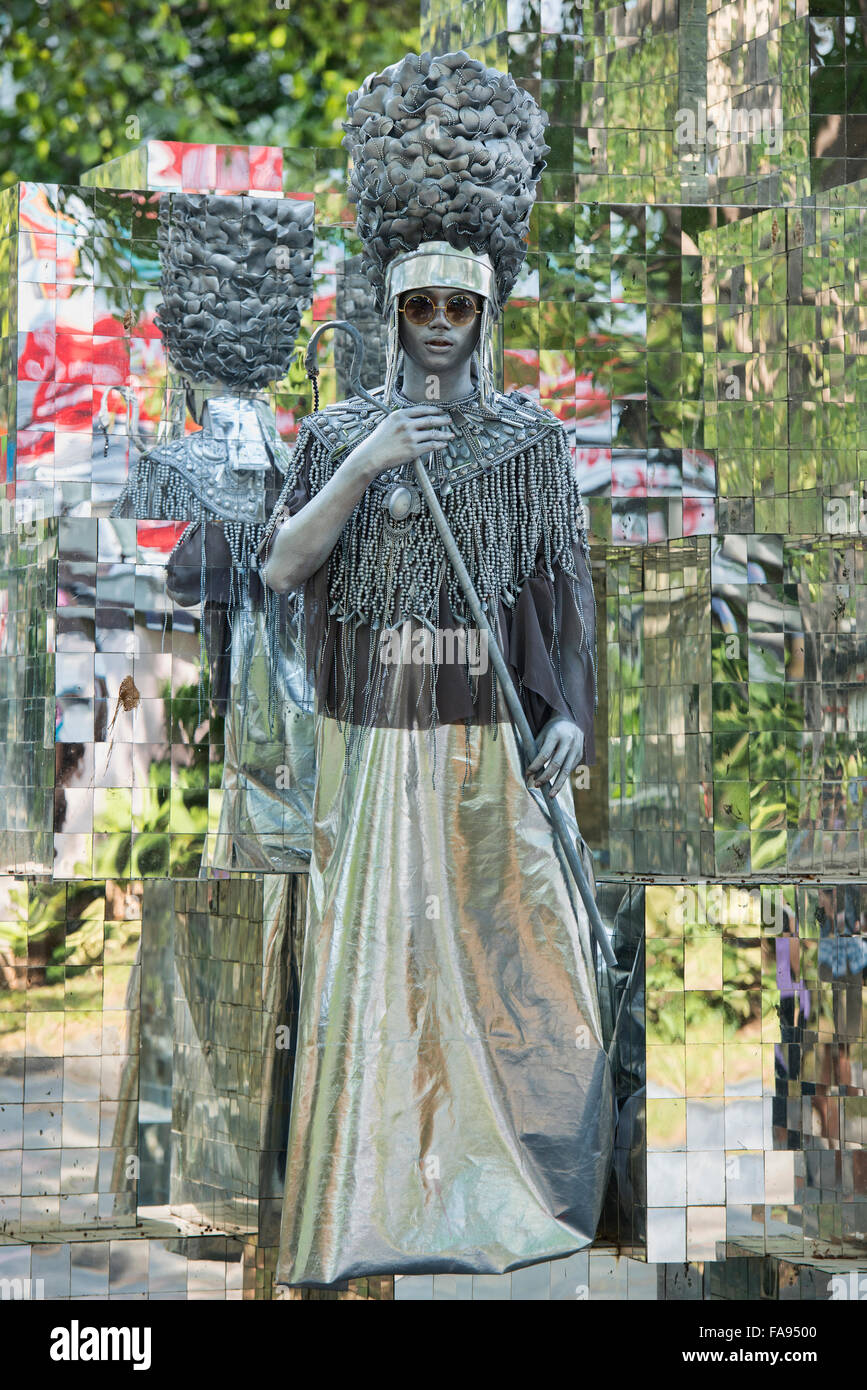 Silver mime street performer hi-res stock photography and images - Alamy
