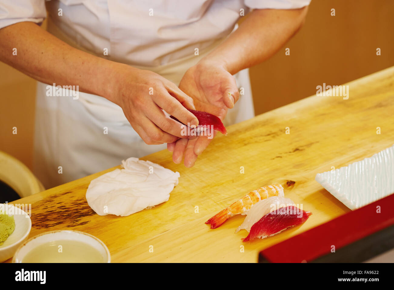 Japanese sushi chef working Stock Photo - Alamy