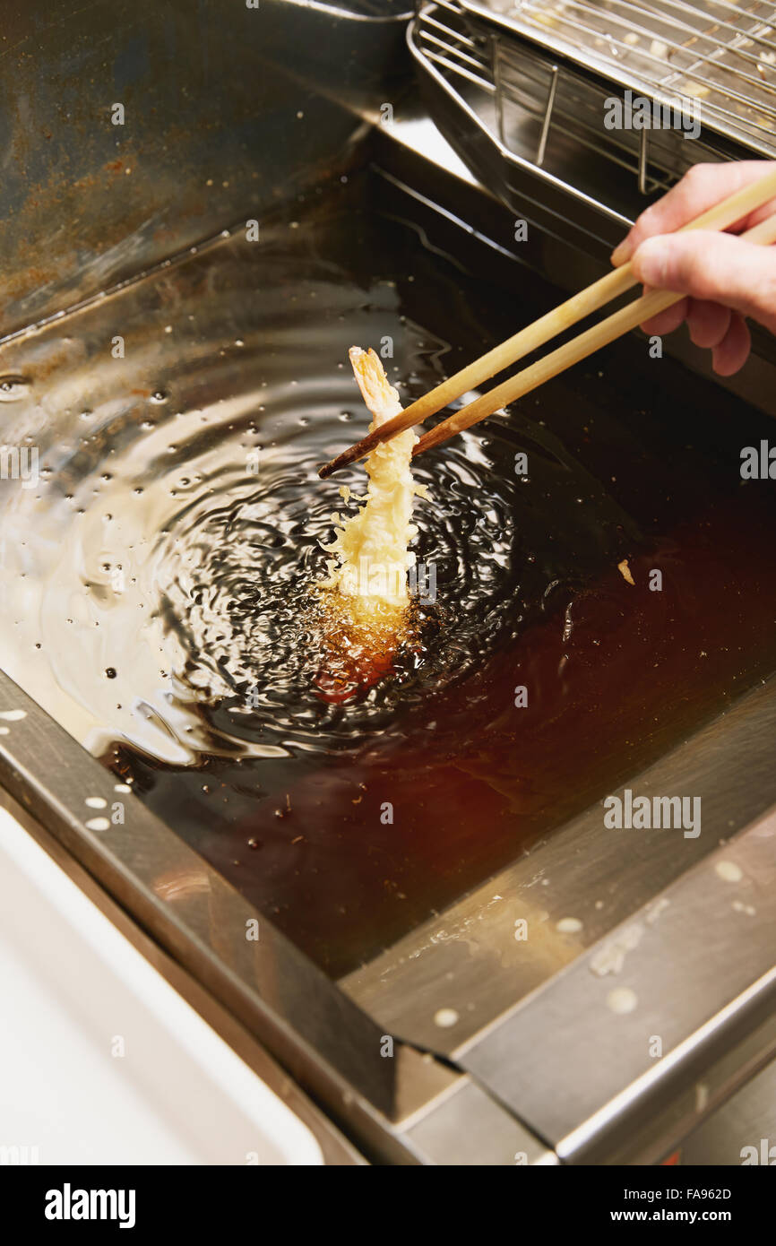 Japanese sushi chef working Stock Photo - Alamy