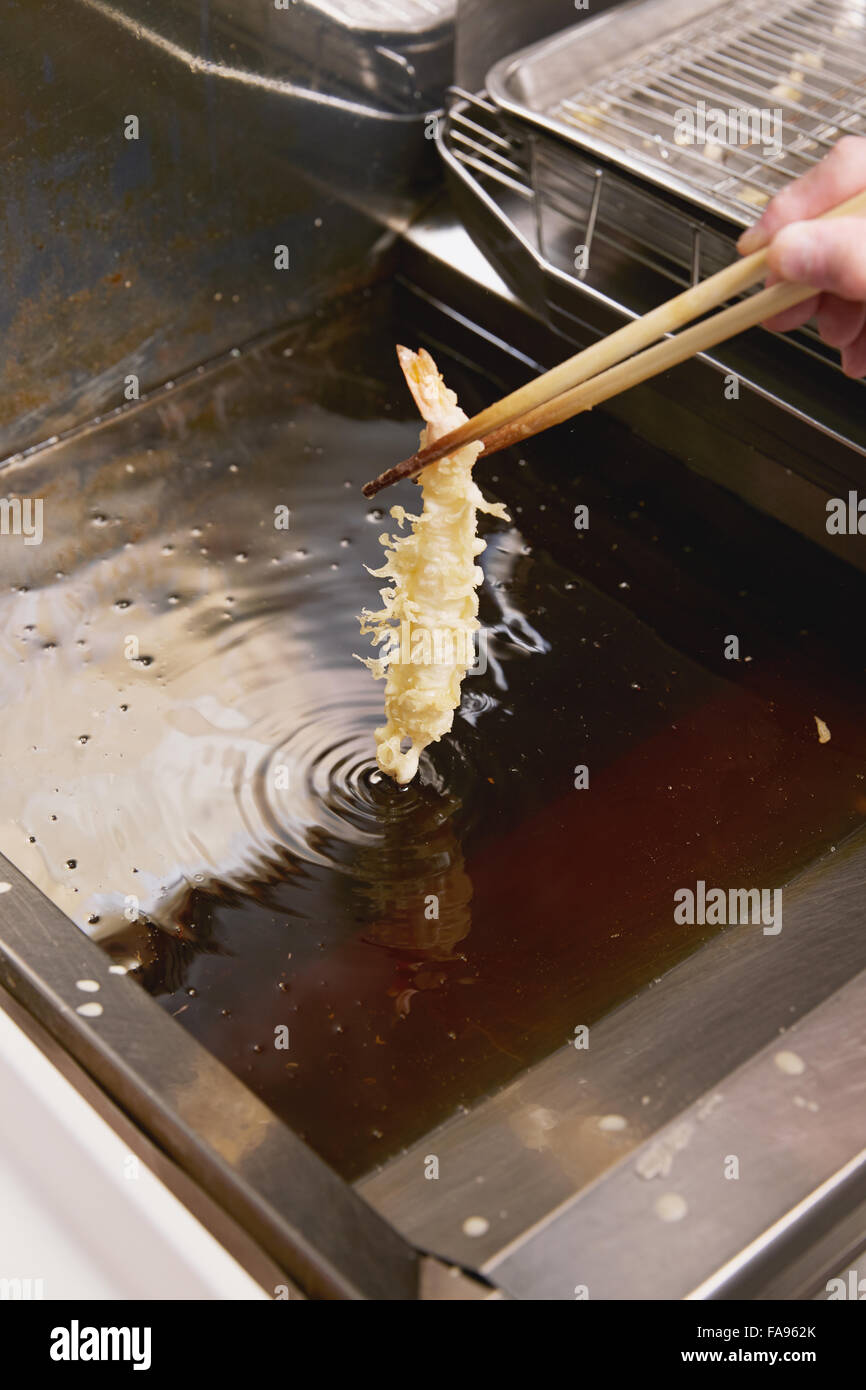 Japanese sushi chef working Stock Photo - Alamy