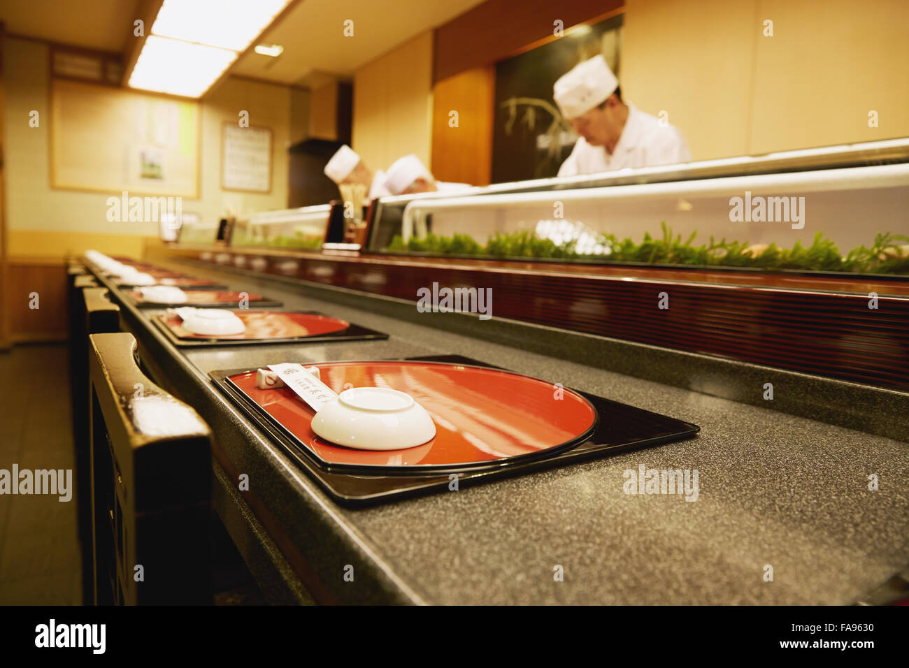 Japanese sushi chef working Stock Photo - Alamy