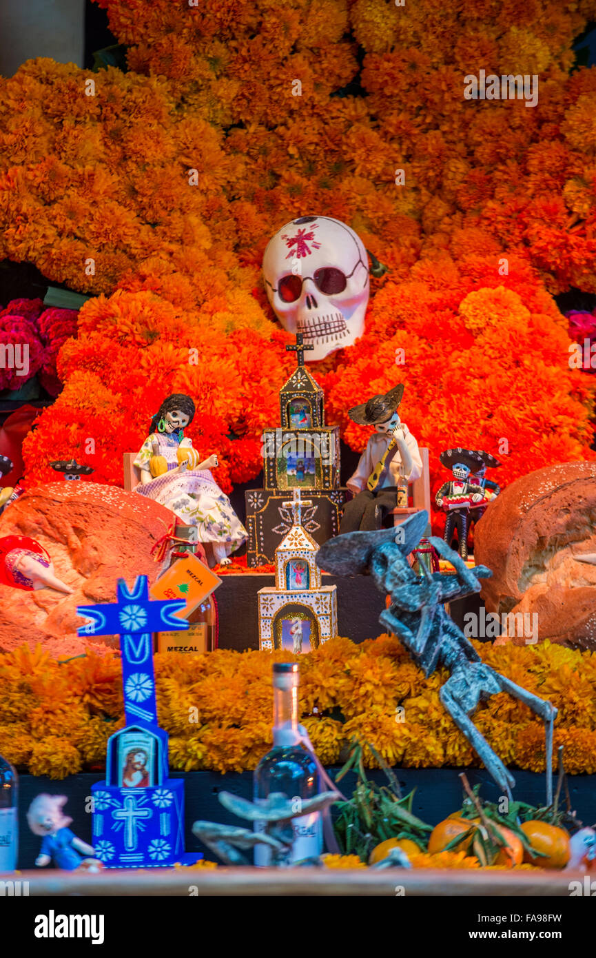 Traditional Mexican altar installation at the Dia De Los Muertos ...