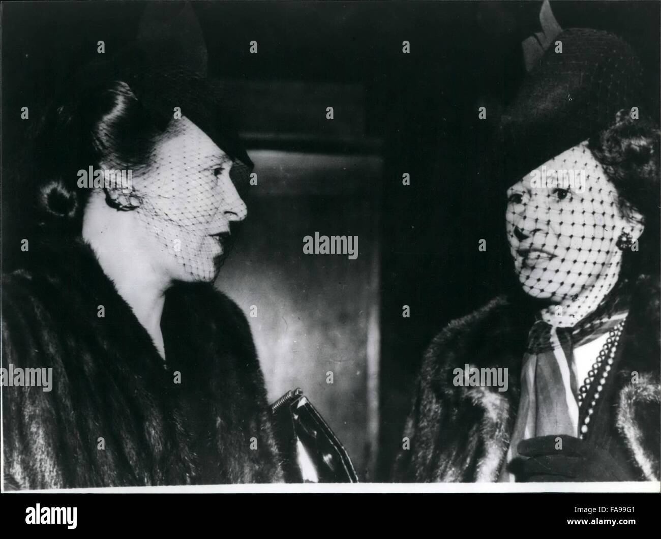 1946 - Mrs Gloria Vanderbilt (left) and her twin sister Lady Thelma ...