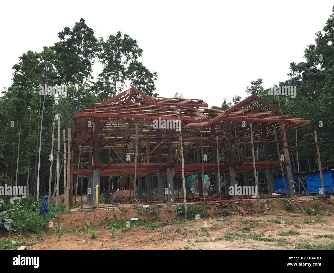 New build house wood beam hi-res stock photography and images - Alamy