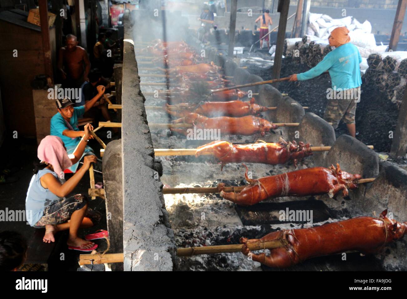 Manila, Philippines. 24th Dec, 2015. Filipino flock today in Quiapo ...