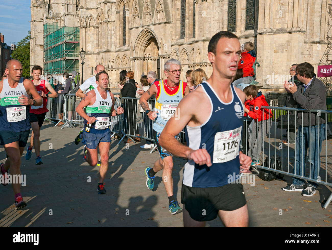 Competitors people men male running runners through the city centre in ...