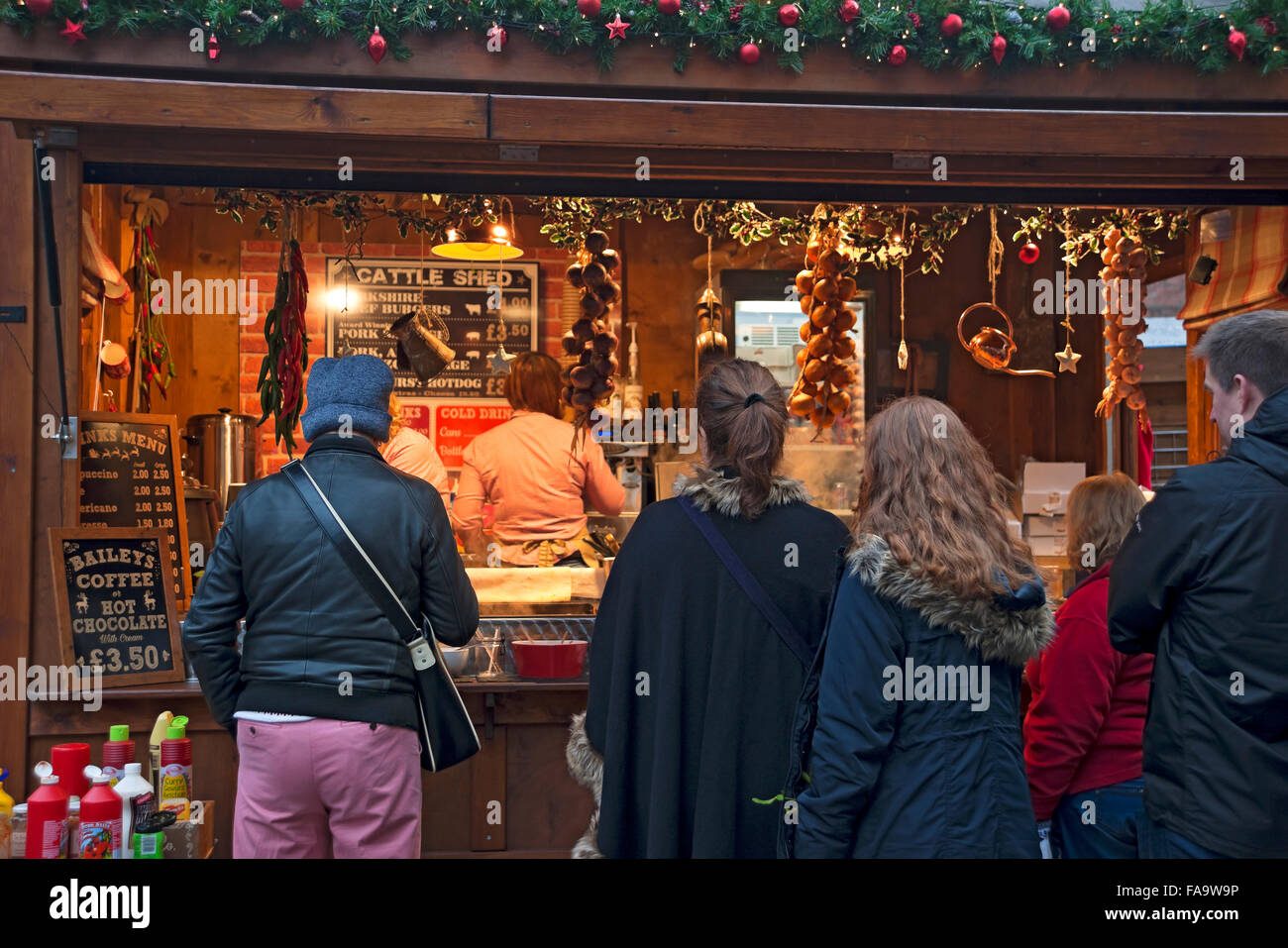 People queuing for food uk hi-res stock photography and images - Alamy