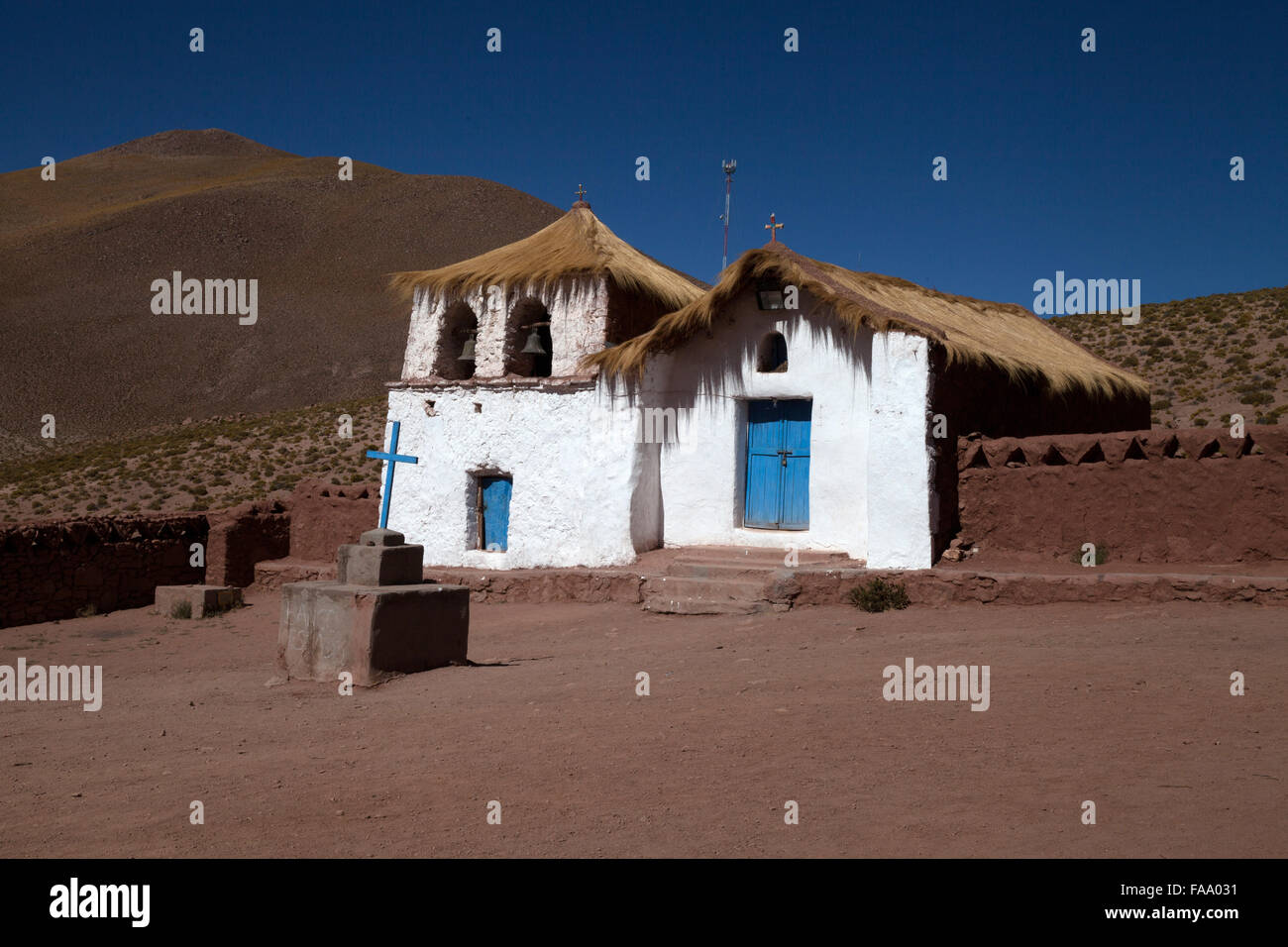 Straw roof hi-res stock photography and images - Alamy