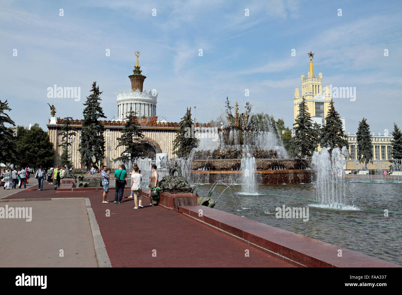 A fountain (looking towards the Ukraine Pavilion) in VDNKh, Moscow ...