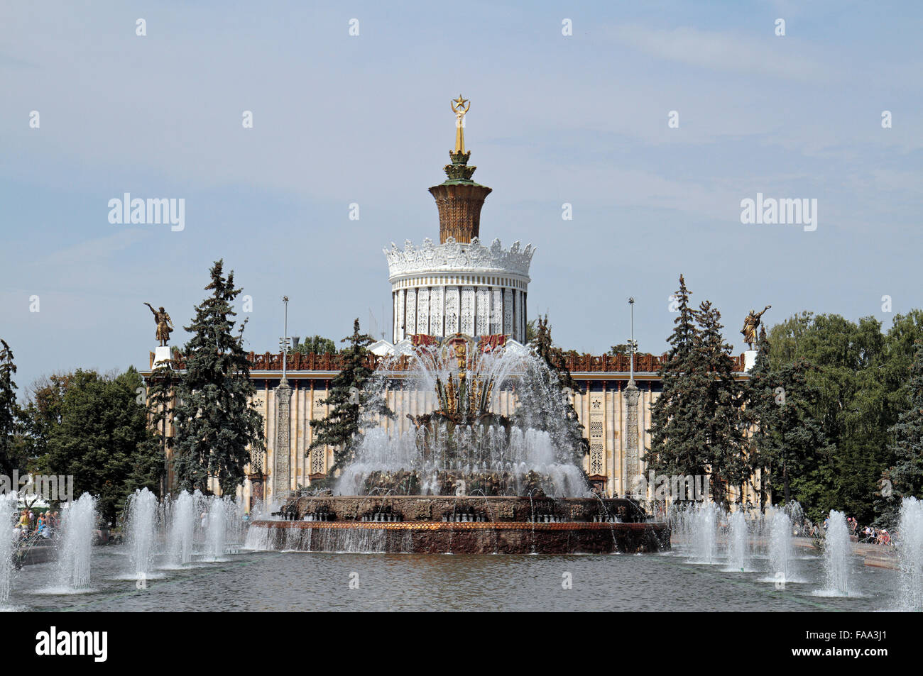 A fountain (looking towards the Ukraine Pavilion) in VDNKh, Moscow ...