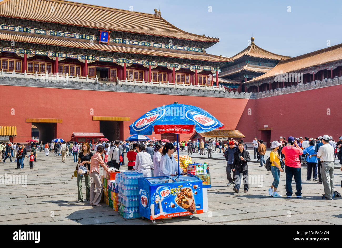 China, Beijing, The Forbidden City, ice cream vendor at Wumen, the ...