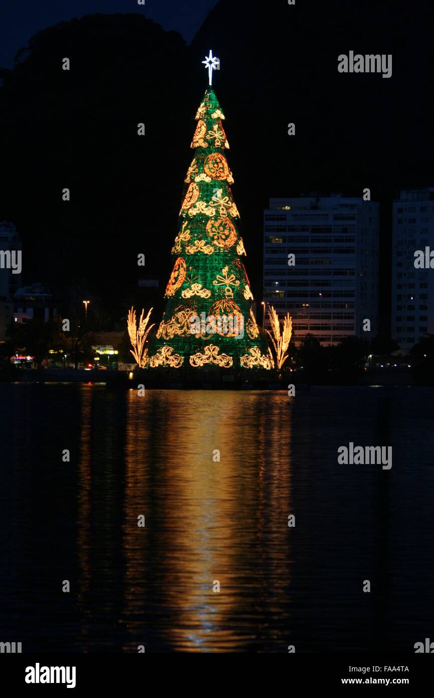 Floating tree in rio de janeiro hi-res stock photography and images - Alamy