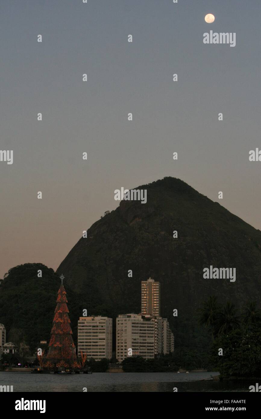 Rio de Janeiro, Brazil. 23rd December, 2015. Moon over Rio de Janeiro's ...
