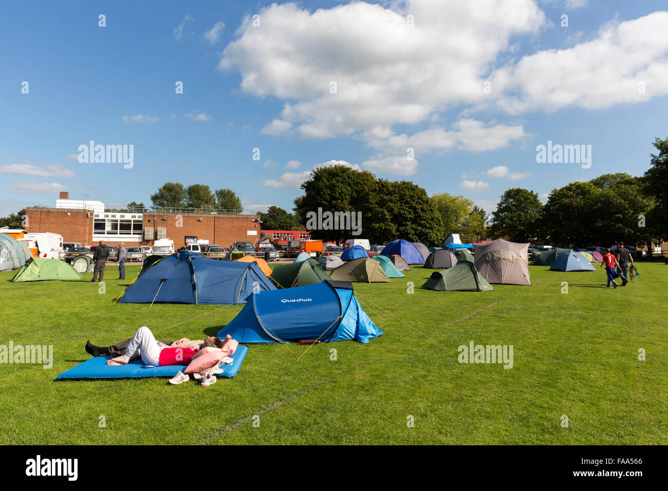 Field campsite hi-res stock photography and images - Alamy