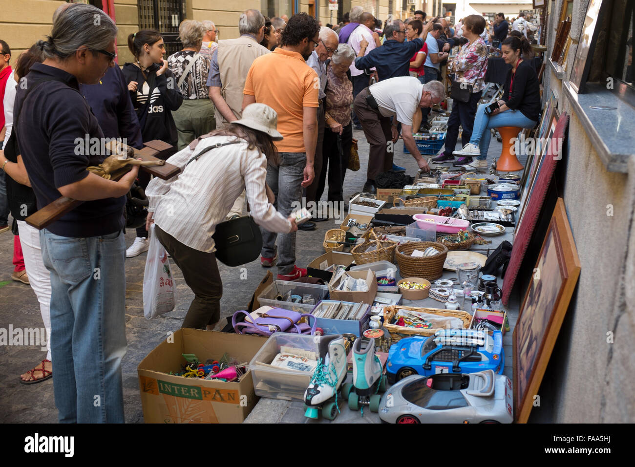 Shoppers el flea market madrid hi-res stock photography and images - Alamy