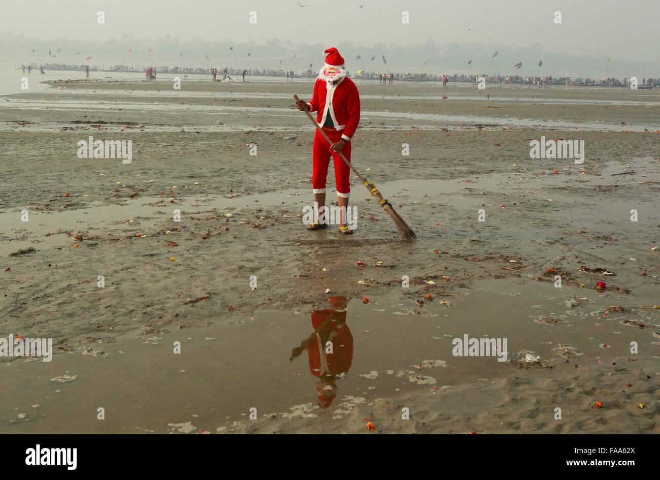 Allahabad, India. 24th Dec, 2015. A Santa Claus cleaning on the river ...
