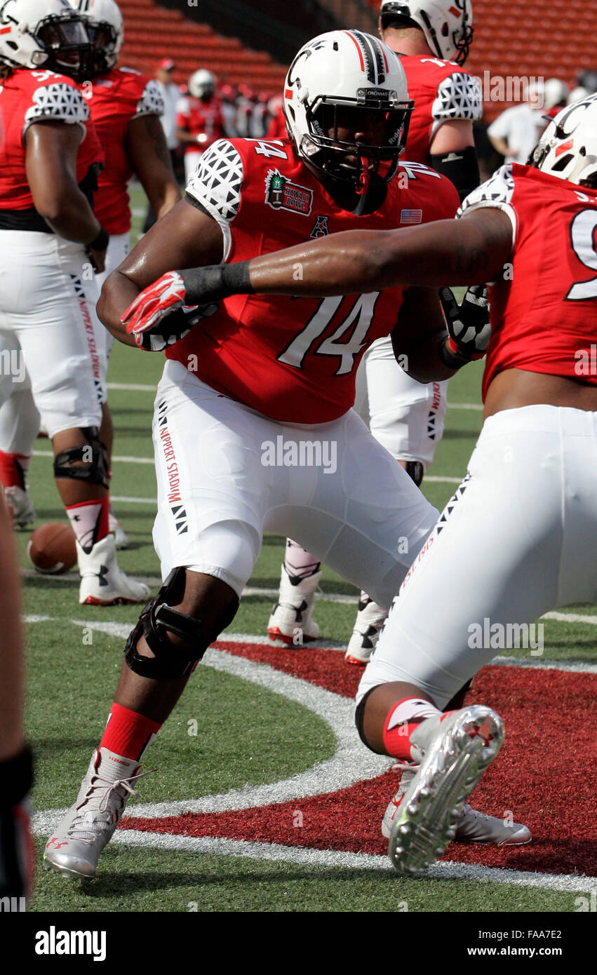 Honolulu, HI, USA. 24th Dec, 2015. Cincinnati Bearcats offensive ...