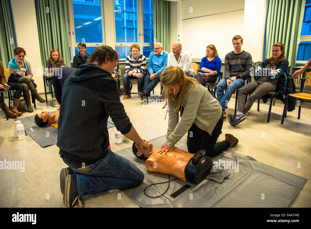 students practicing rescue heart recovery at university Stock Photo - Alamy