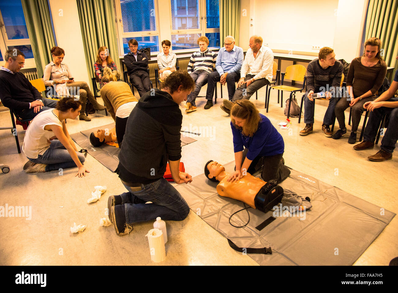 students practicing rescue heart recovery at university Stock Photo - Alamy
